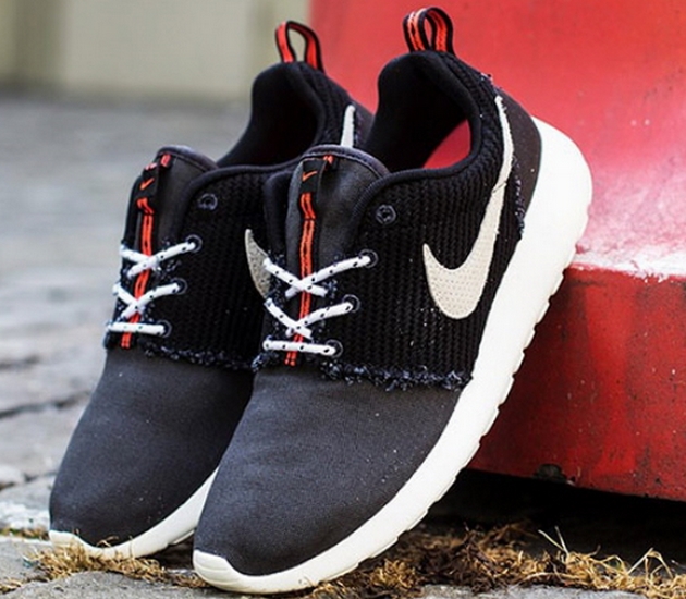 Nike Roshe Run Canvas – Anthracite / Sail – Total Crimson
